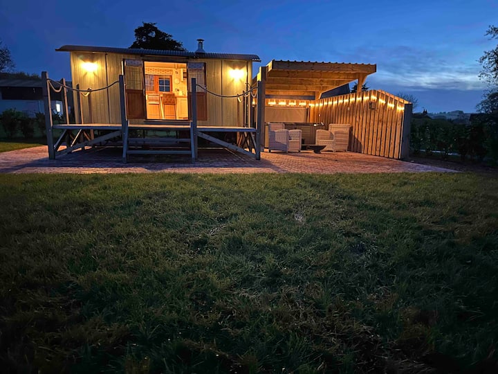 Mayflower 1 Bedroom Shepherds' Hut With Hot Tub. - Wales