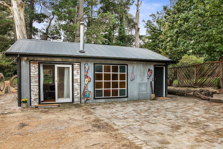 Riley's Retreats - Eclectic Mountain Cabin - Katoomba