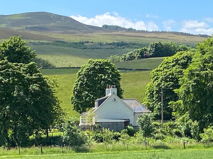 Brewlands Cottage, Riverbank Hot Tub, Glenisla - Écosse