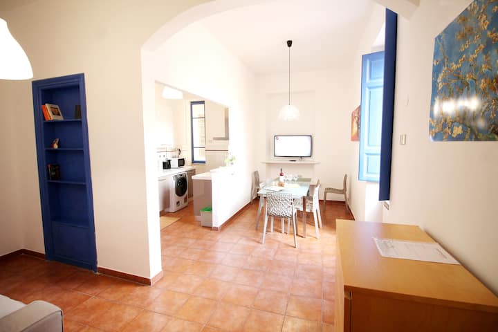 Walk To The Colosseum From Your Family Apt - Rome