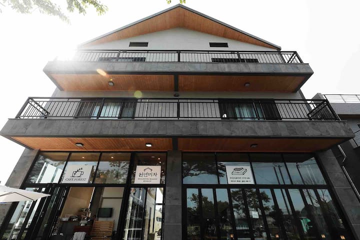 제주 힐링숲 비자림 입구 / 연인 가족실 2~5인 먼바다전망 / 천년비자 펜션 203호 - Jeju