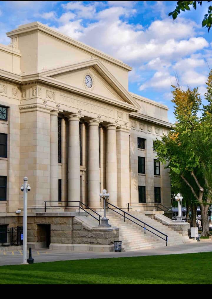 Amazing Location
King Bed 1 Mile From Courthouse. - Prescott, AZ