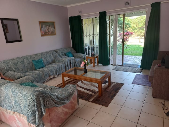 Lovely 2 Bedroom Unit With Communal Pool. - Scottburgh