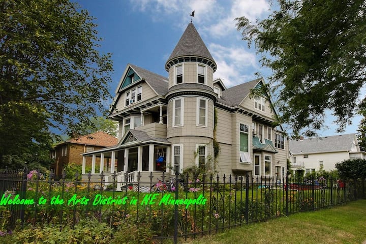 Private Suite In Victorian Home - Minneapolis, MN