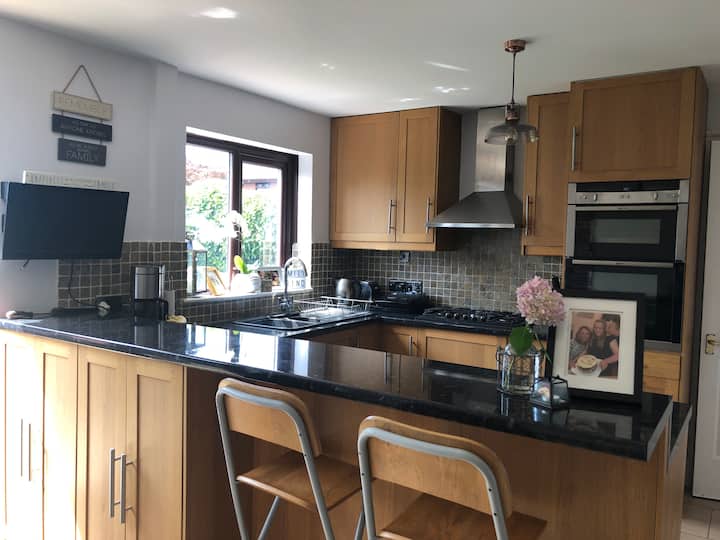 Delightful Family Home With Spacious Garden - Cardiff