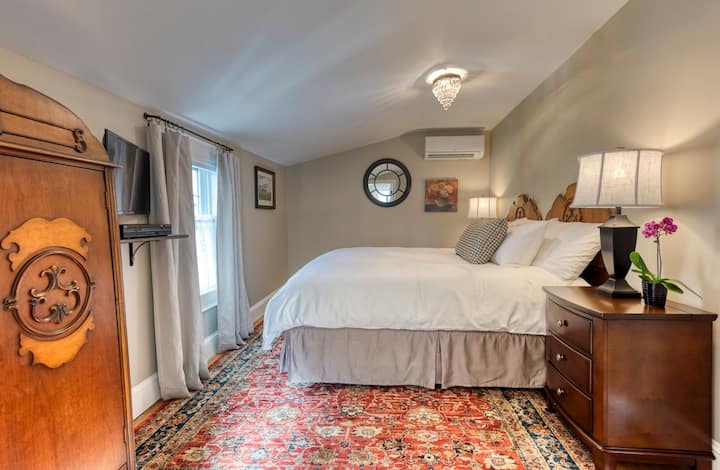 The Park Inn Room Five - Hammondsport, NY