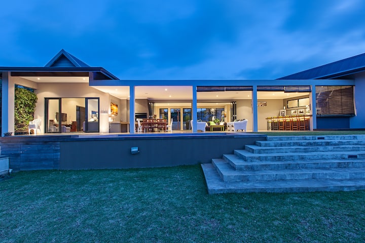 Spacious Entertainers Holiday Home In Simbithi - Dolphin Coast