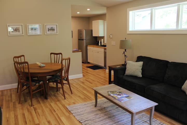 Private Eastside In-law Apartment - 布盧明頓