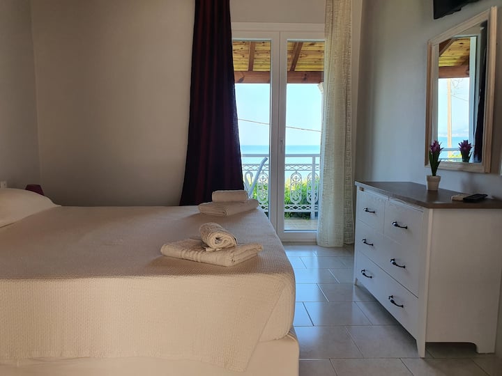 2 Person Apartment With View Of The Ionian Sea - Korfu