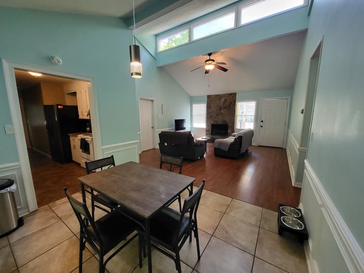 Cheerful 3-bedroom Home With Indoor Fireplace - Lake Tobesofkee, Lizella