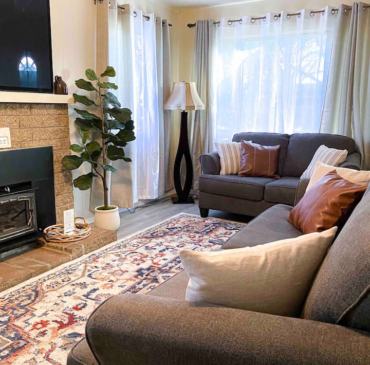 Calm, Cozy & Clean (5 Beds + Pooltable & Foosball) - Redding, CA