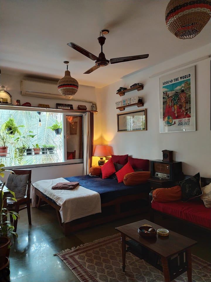 Cozy Vintage Cave In Bandra - Mumbai