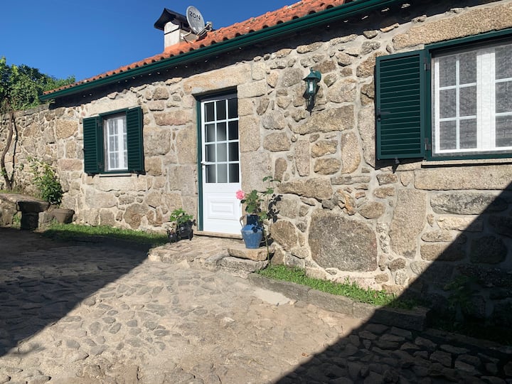 Casa Das Japoneiras - (Casa Rosa) - Paredes de Coura