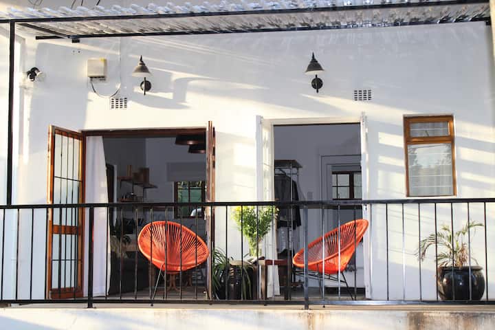 Sandton - Central, Trendy, Secure Flat With Garden - Sandton