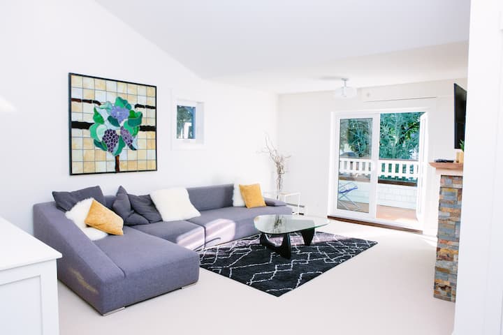 Super Central 2 Bdrm Oasis - North Vancouver