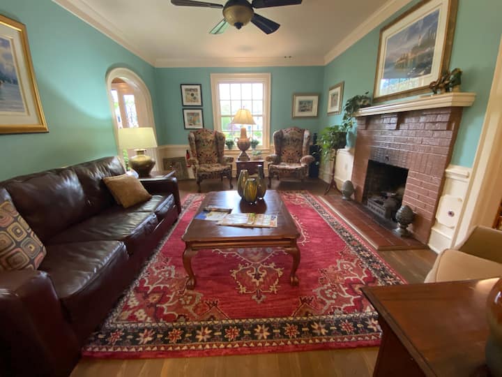 Amazing Colonial Home A Heart Beat From Colonial Williamsburg & William & Mary - Williamsburg, VA