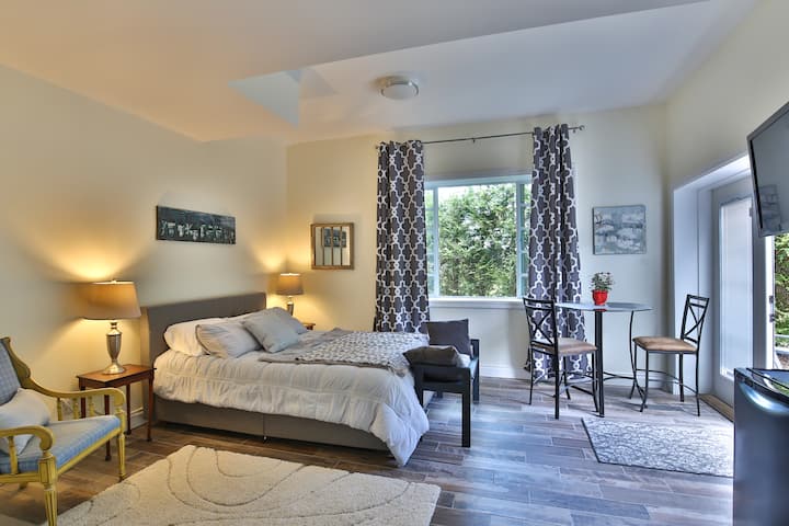 Salt Spring Guest Suites- The Violet Suite - Salt Spring Island