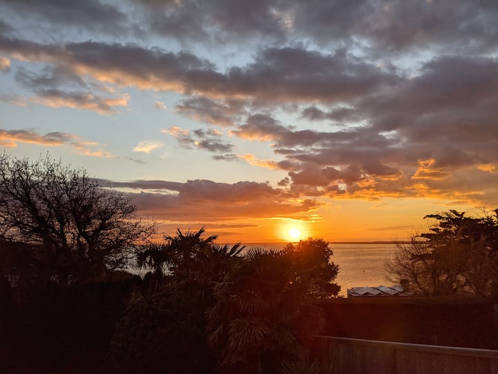 Beautiful Bright Beach Bungalow In Gurnard - Isle of Wight