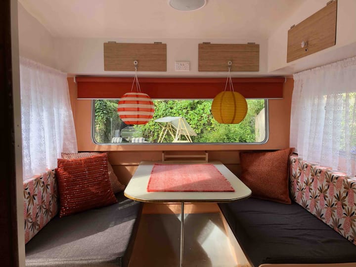 Doris And Vanda: Yesteryear Holiday Van Vibes - 