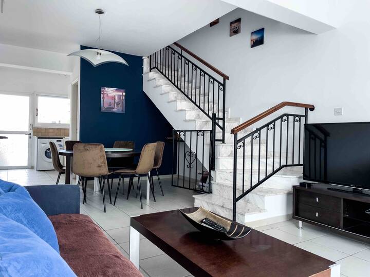 White And Light Townhouse - 파포스
