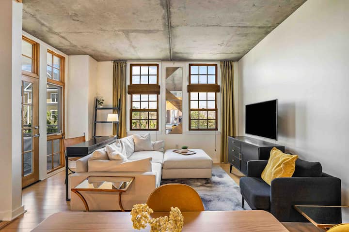 Luxury Cherry Creek Condo! - Okinawa