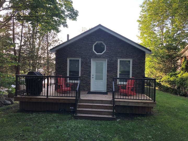 Victoria Harbour Cottages Queen Bed Chalet - Midland