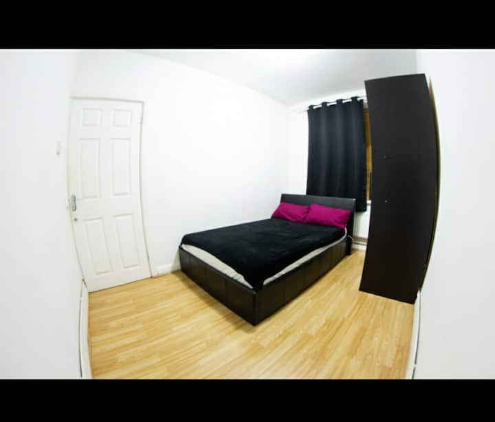 Close To Bermondsey Station And So Many Shops - Moffat