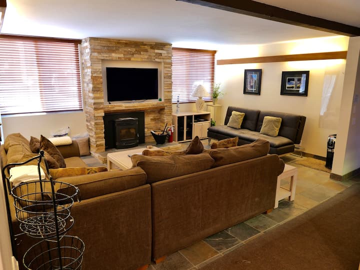 Walking Distance To Village! Cozy Retreat Sleeps 4 - Mammoth Lakes, CA