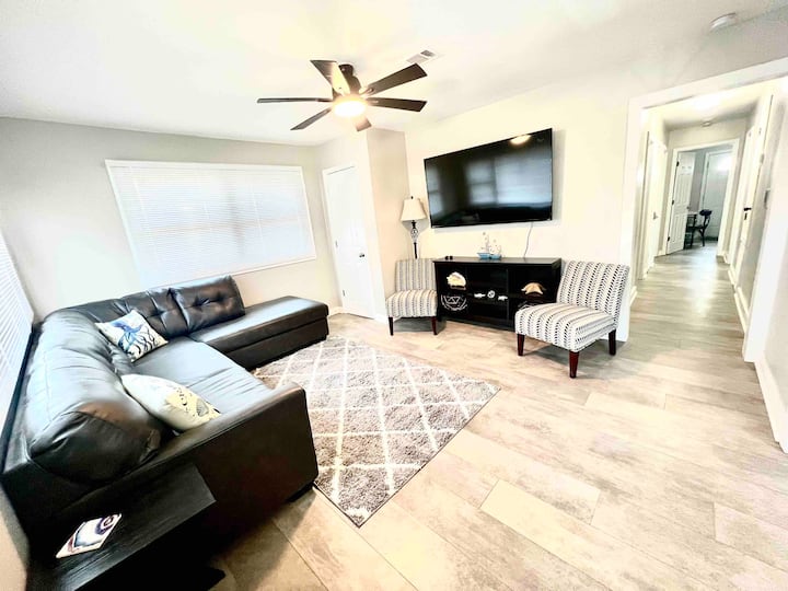 4 Bedroom 2 Bathroom Gulfport Beach Home - Gulfport, MS