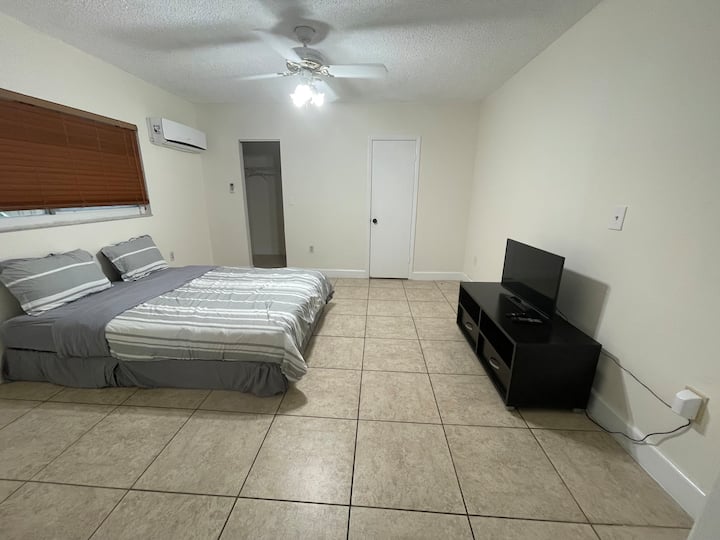 Cozy Local Apartment With A Private Entrance! - ハイアリア, FL