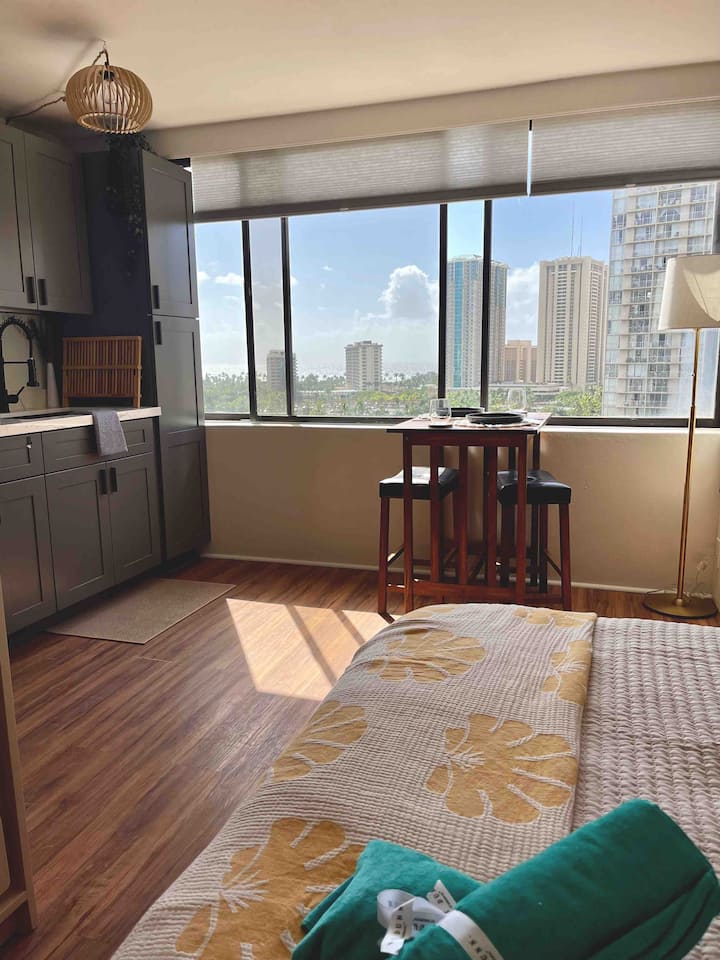 Waikiki Surfer Studio | Modern | Ocean Views - Honolulu, HI