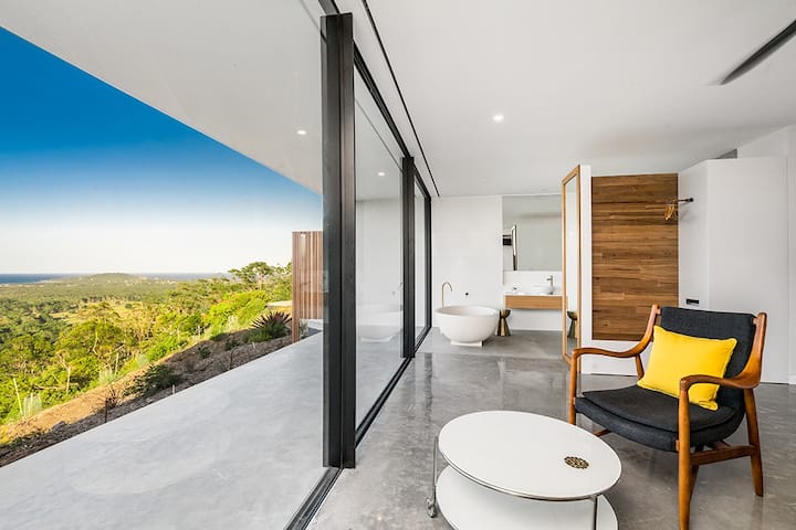 Sundays At Byron • R3 - The Best View In Byron Bay - バイロン・ベイ