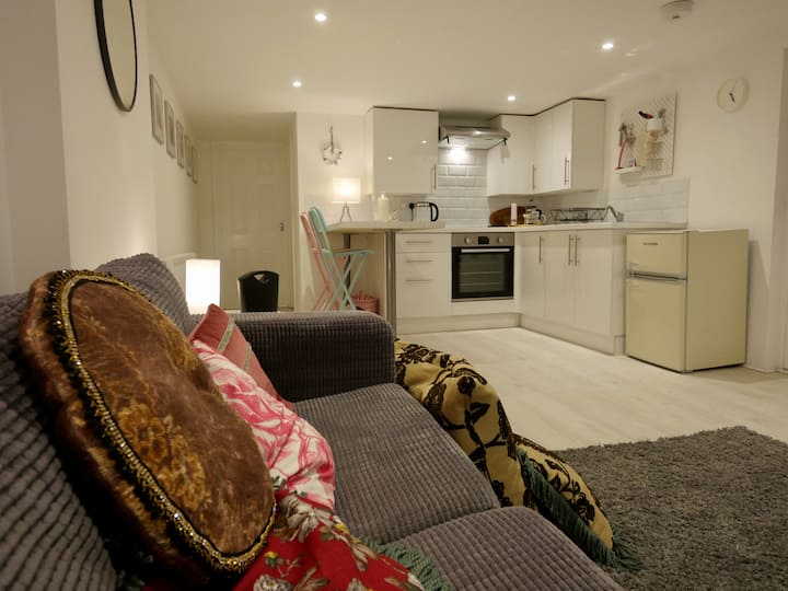 Cosy, Modern One-bed In Shoreham - 'Moonriver' - 스테이닝