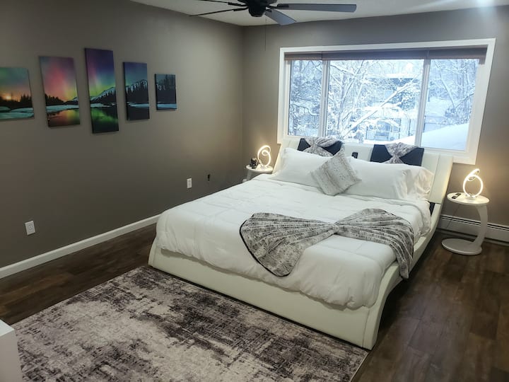 Caribou Flat: Fire & Ice. Theater, Firepit & Yard! - Long Lake, Anchorage