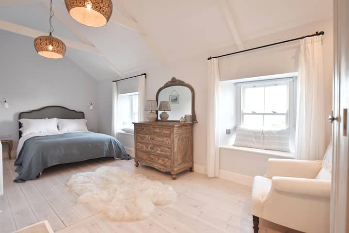 The Queach - Interior Designed Cottage, Sea Views - Porthcurno