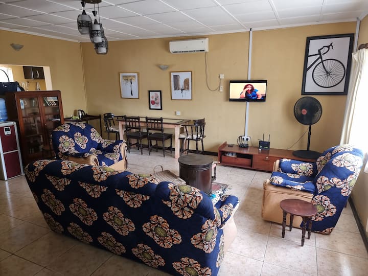 Classy 2 Bedroom Flat, Smart Tv , Garden, Patio - Ibadan