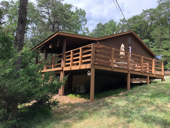 Cozy Mountain Log Cabin. By Lost River State Park - Lost River State Park, Mathias