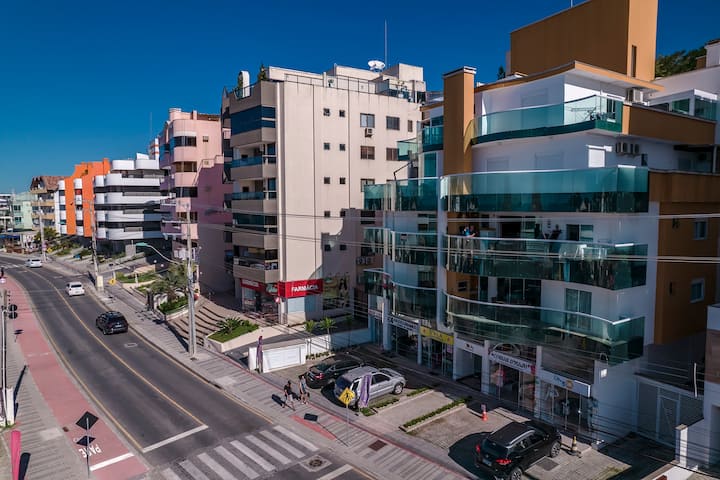 Localizado A Poucos Passos Da Praia De Bombinhas. - Bombinhas