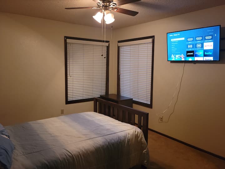 Location! Centrally Located. Cheerful 3 Bedroom - Yuma, AZ