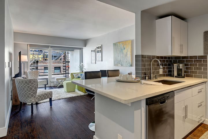 Downtown Condo W/views & Ev Parking @ Pike Place - Seattle, WA