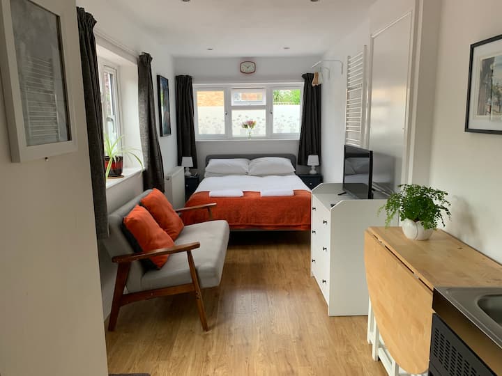Self-contained Light & Airy Studio - Oxford