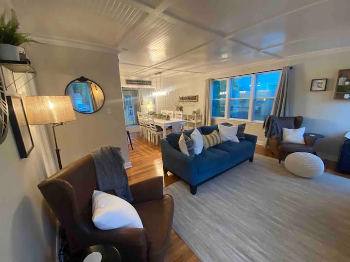 Cozy Savannah Cottage: Modern Comforts, Warm Charm - Savannah, GA