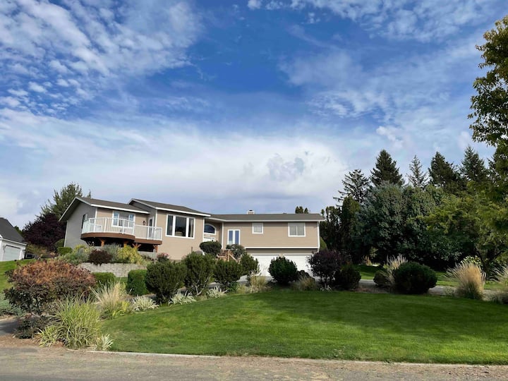 Easy Street B 'N B
With A Lakeside View - Moses Lake, WA