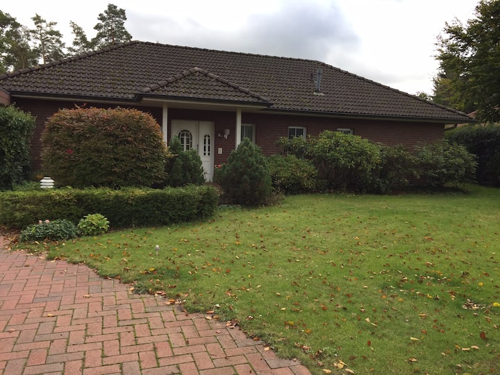 Großer Freistehender Bungalow Mit Schönem Garten - Lüneburg