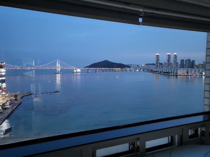 #써니하우스  #파노라마뷰 #광안대교 정면뷰 #해수욕장 바로앞 #넷플릭스무료 - Busan