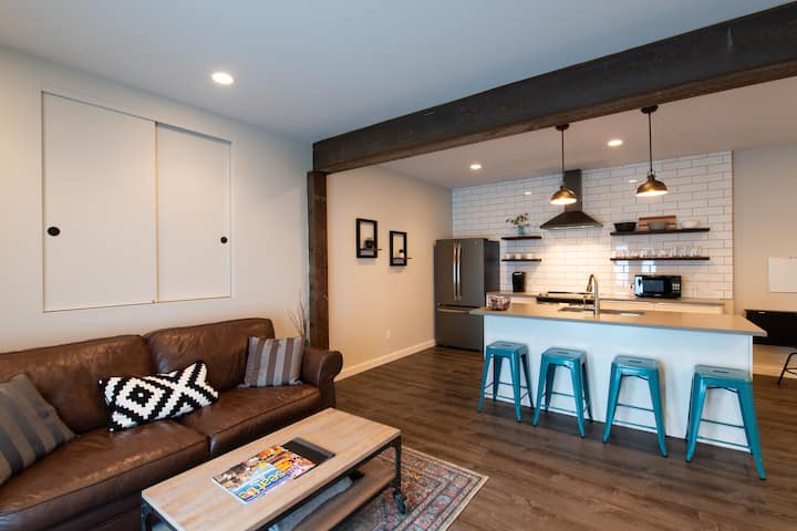 Clean, Spacious, Modern Queen Anne Basement Studio - Seattle, WA