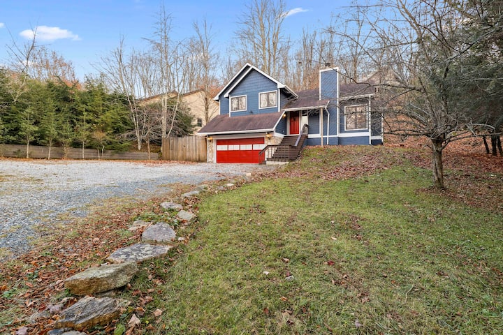 Cozy Cabin! .5mi From Slopes & 50ft Trail Hottub! - Beech Mountain, NC