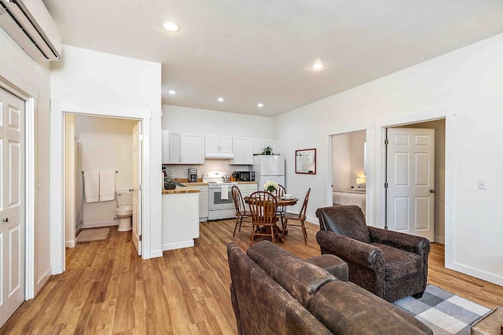 New Crowson Cottage - Ashland, OR