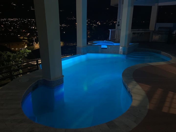 Cityfive Kgn Luxe 1-2bdrm Pool Deck, Amazing Views - Kingston