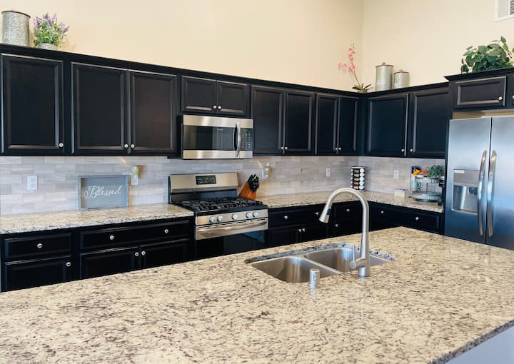 Silver Oaks Retreat In Desirable Nw Hanford - Hanford, CA